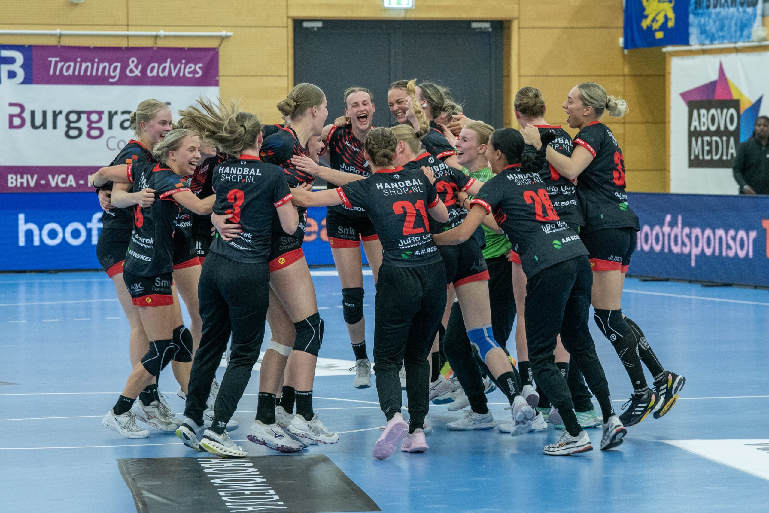 VZV wint landstitel: Super Handball League Women trofee naar 't Veld ...